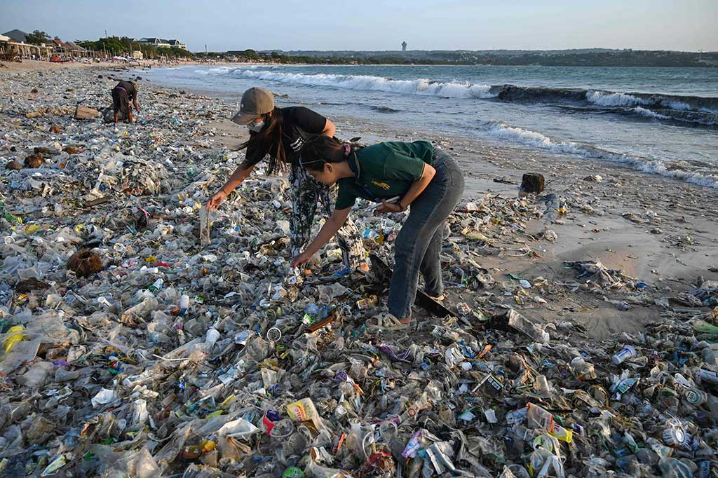 Sampah Plastik Penuhi Pantai Kedonganan Bali Sampah Plastik Penuhi Pantai Kedonganan Bali