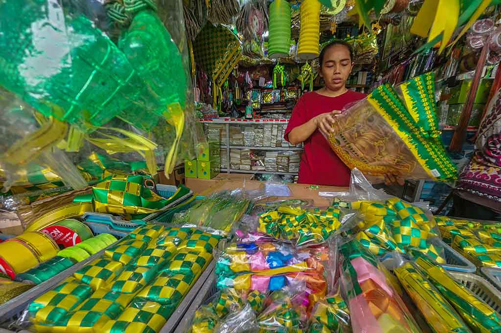 Potret Penjualan Pernak-Pernik Lebaran di Pasar Asemka