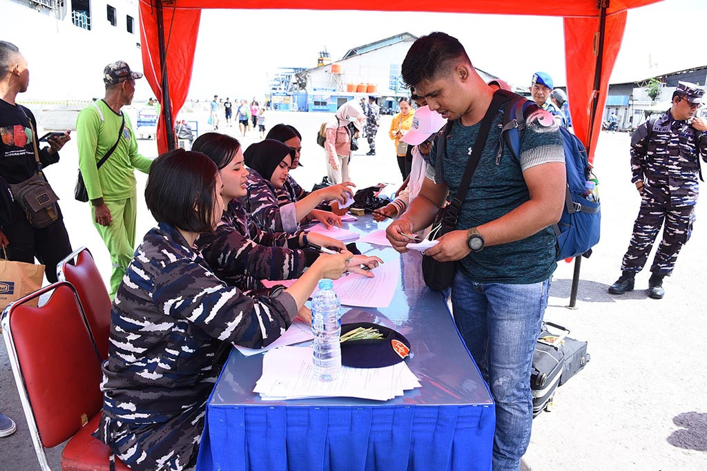 KRI Banda Aceh-593 Bawa Penumpang Mudik Arus Balik ke Jakarta