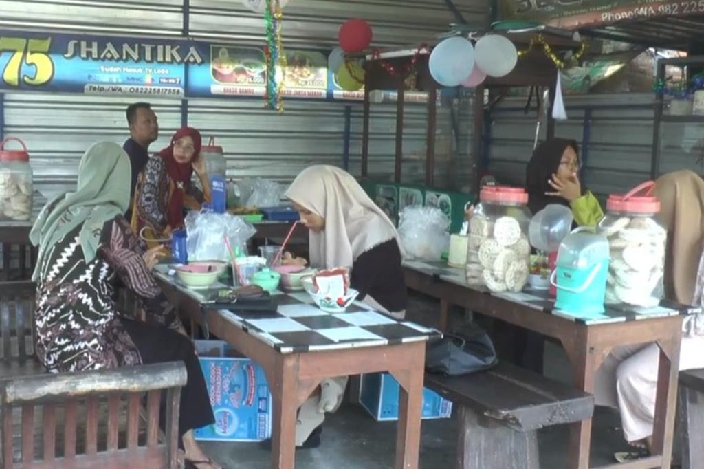 Unik! Peringati Hari Kartini, Pedagang Bakso di Jepara Gratiskan Warga yang