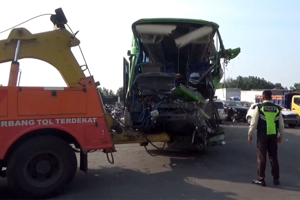 Bus Pariwisata Tabrak Truk di Tol Jombang, Dua Tewas, Belasan Luka-luka