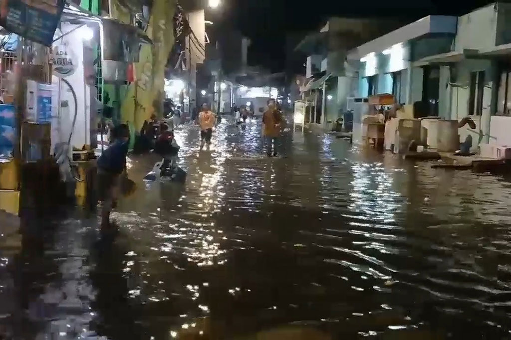 Banjir Rob Landa Muara Angke