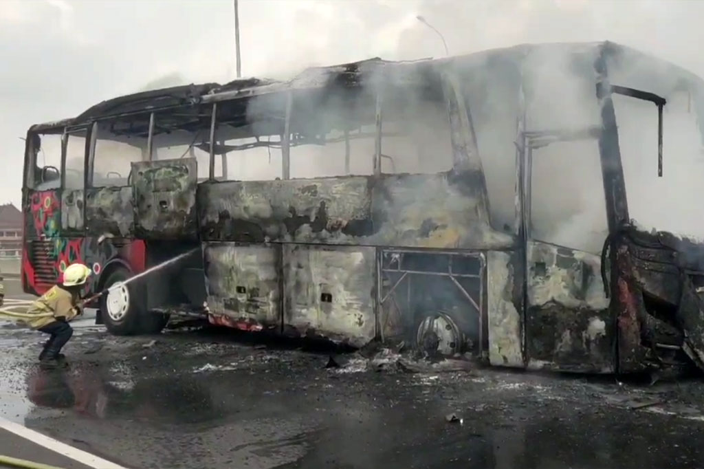 Bus Sarat Penumpang Terbakar di Tol Dalam Kota