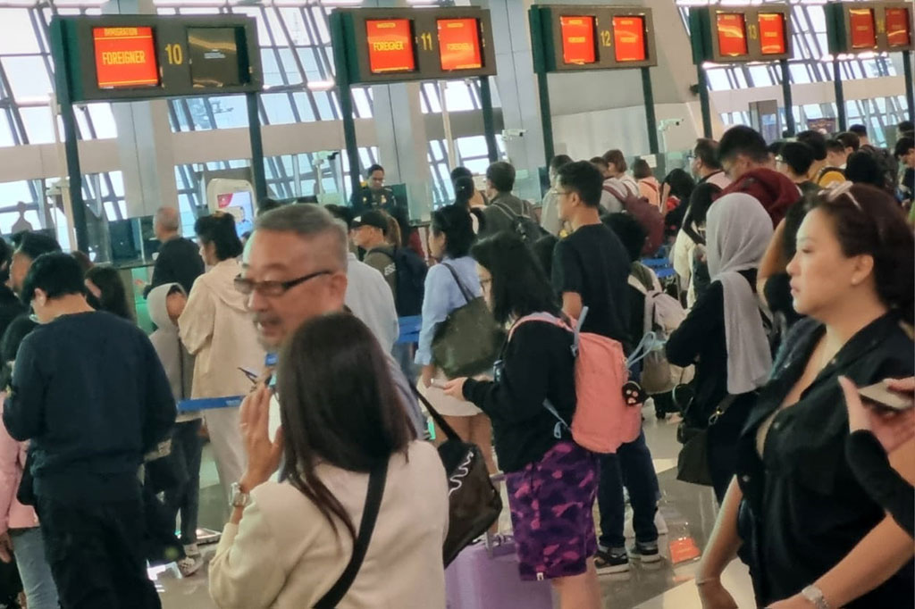 Potret Antrean Layanan Imigrasi Bandara Akibat Gangguan Pusat Data Nasional