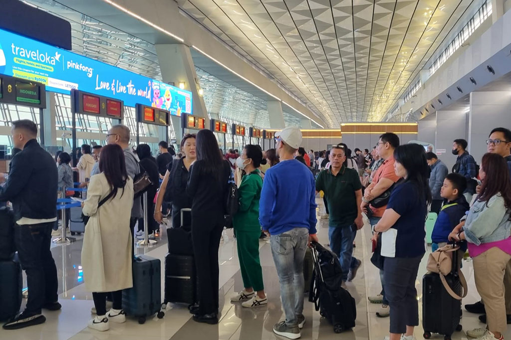 Potret Antrean Layanan Imigrasi Bandara akibat Gangguan Pusat Data Nasional