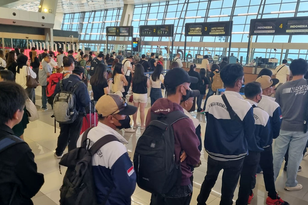 Potret Antrean Layanan Imigrasi Bandara akibat Gangguan Pusat Data Nasional