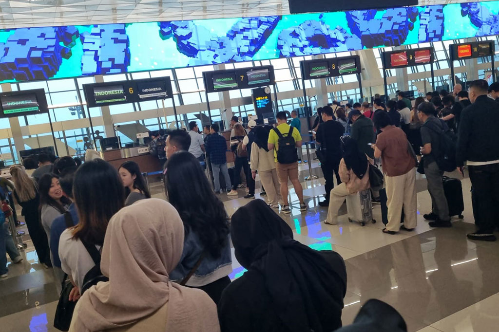 Potret Antrean Layanan Imigrasi Bandara akibat Gangguan Pusat Data Nasional