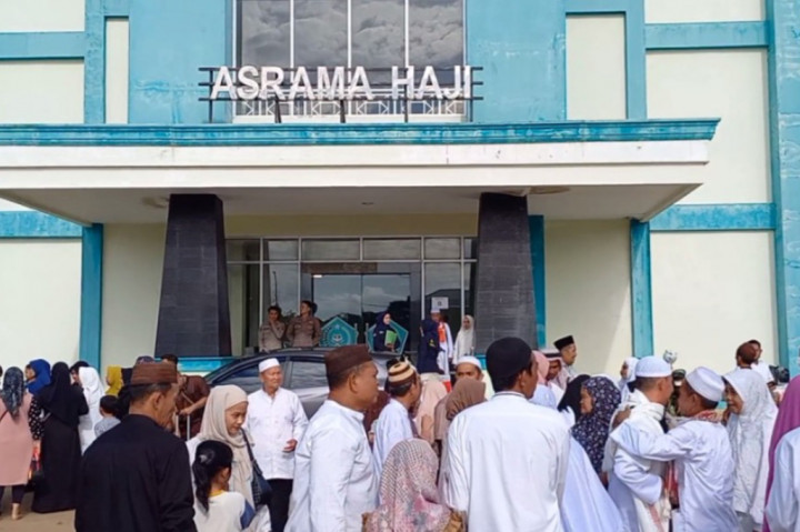 Isak Tangis dan Pelukan Keluarga Sambut Kepulangan Jemaah Haji di Babel