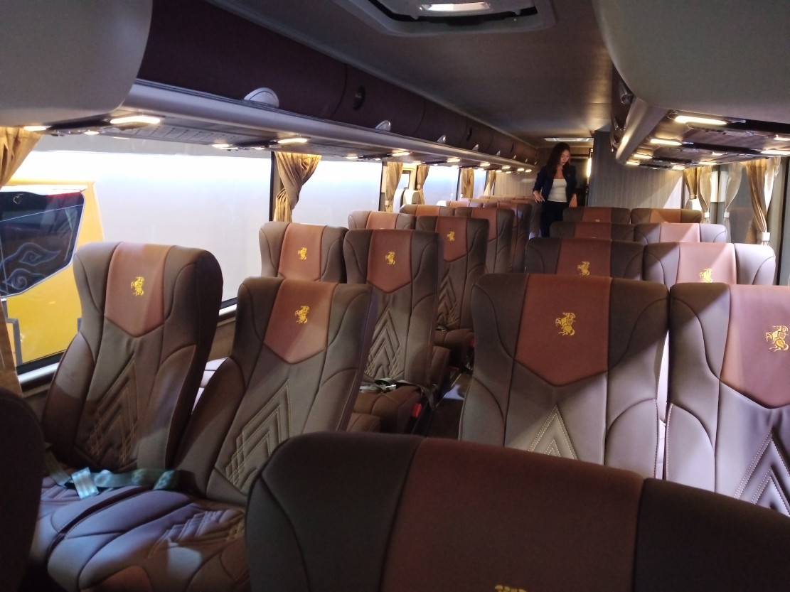 Tampilan Bus Tingkat Mewah Adiputro dengan Sasis Mercedes-Benz 2445