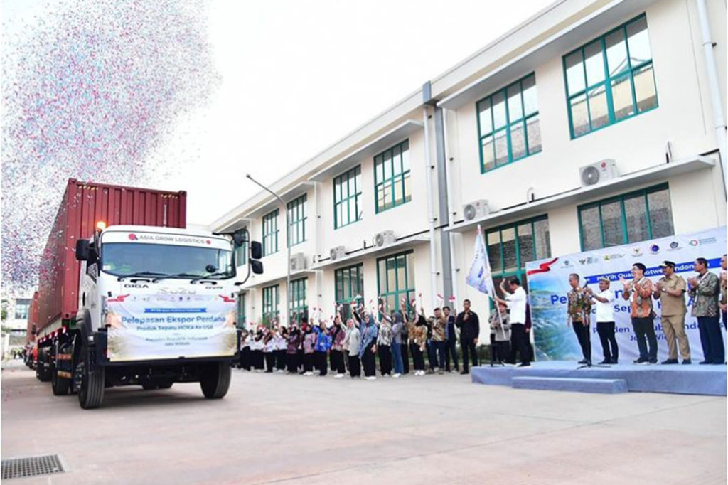 Jokowi Lepas Ekspor Perdana 16 Ribu Pasang Sepatu ke AS