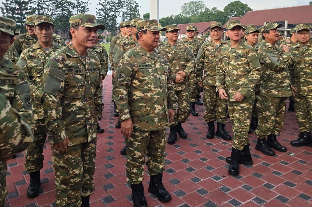 Potret Kabinet Merah Putih Berseragam Loreng Latihan Baris-berbaris Potret Kabinet Merah Putih Berseragam Loreng Latihan Baris-berbaris