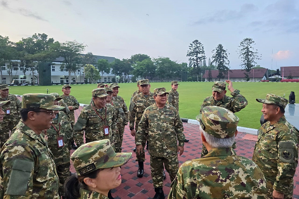 Potret Kabinet Merah Putih Berseragam Loreng Latihan Baris-berbaris Potret Kabinet Merah Putih Berseragam Loreng Latihan Baris-berbaris