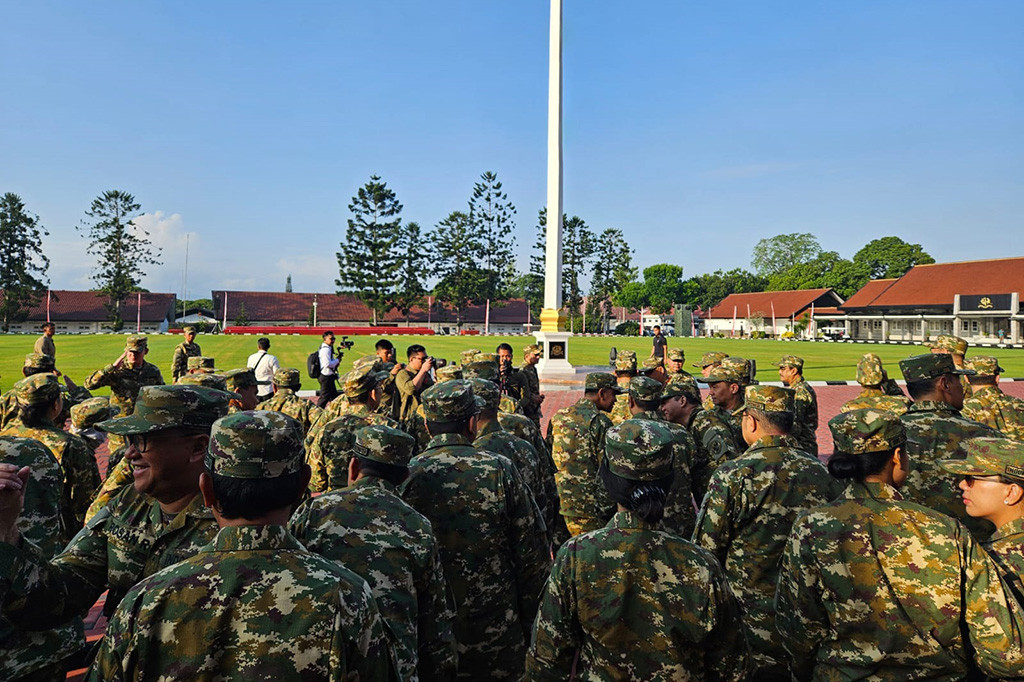 Potret Kabinet Merah Putih Berseragam Loreng Latihan Baris-berbaris Potret Kabinet Merah Putih Berseragam Loreng Latihan Baris-berbaris