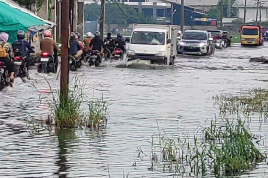 Banjir Masih Genangi Jalan Penghubung Kota dan Kabupaten Bandung