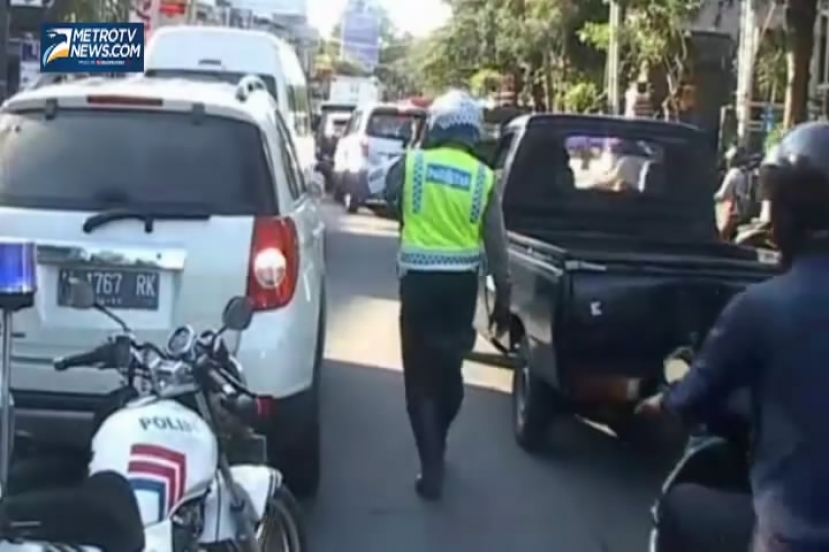 Turis Parkir Sembarangan, Jalur Menuju Pantai Kuta Macet