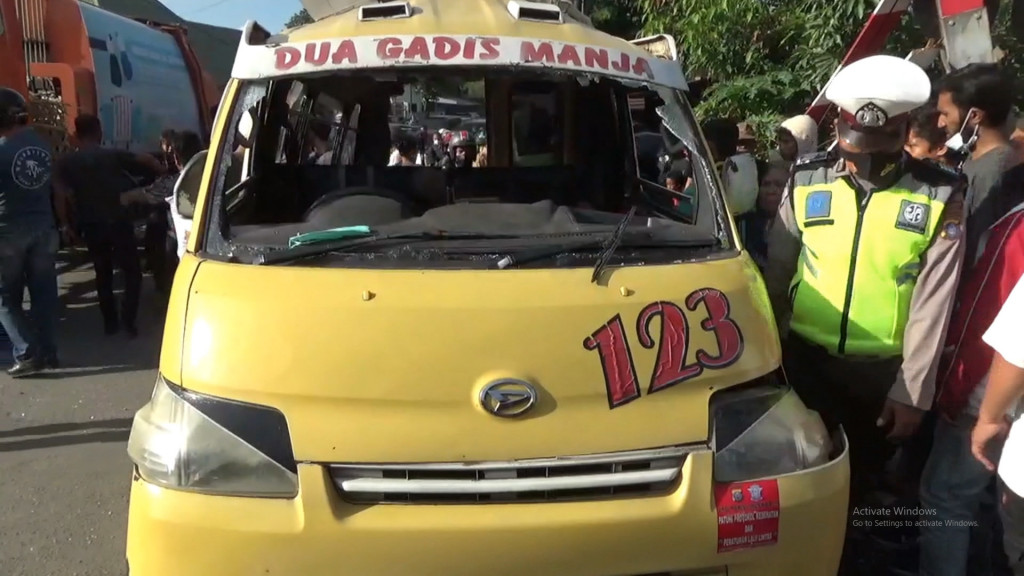 Sopir Angkot Terobos Palang kereta Api di Medan Jadi Tersangka Sopir Angkot Terobos Palang kereta Api di Medan Jadi Tersangka