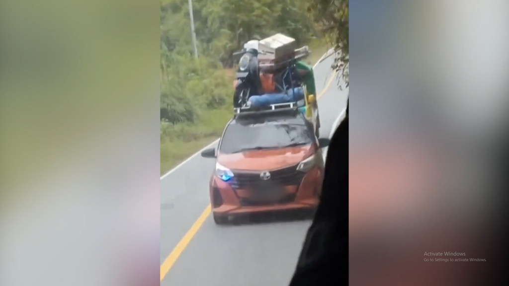 Viral! Pemudik Bawa Motor di Atap Mobil Pribadi