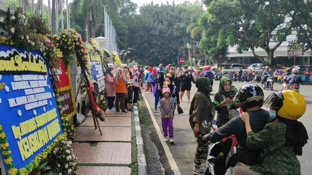 Jelang Kedatangan Jenazah Eril, Ribuan Warga Padati Gedung Pakuan Jelang Kedatangan Jenazah Eril, Ribuan Warga Padati Gedung Pakuan