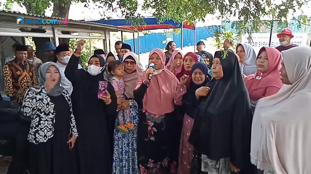 Tolak Penggusuran Makam Keramat, Puluhan Emak-emak Geruduk Pembangunan Peru Tolak Penggusuran Makam Keramat, Puluhan Emak-emak Geruduk Pembangunan Peru