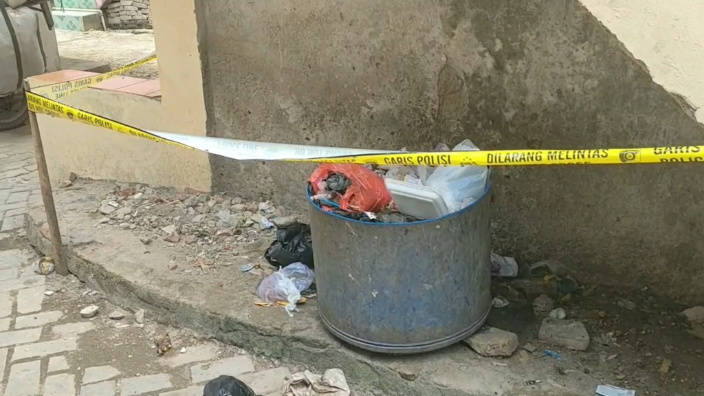 Geger! Penemuan Mayat Bayi Perempuan di Tong Sampah Geger! Penemuan Mayat Bayi Perempuan di Tong Sampah