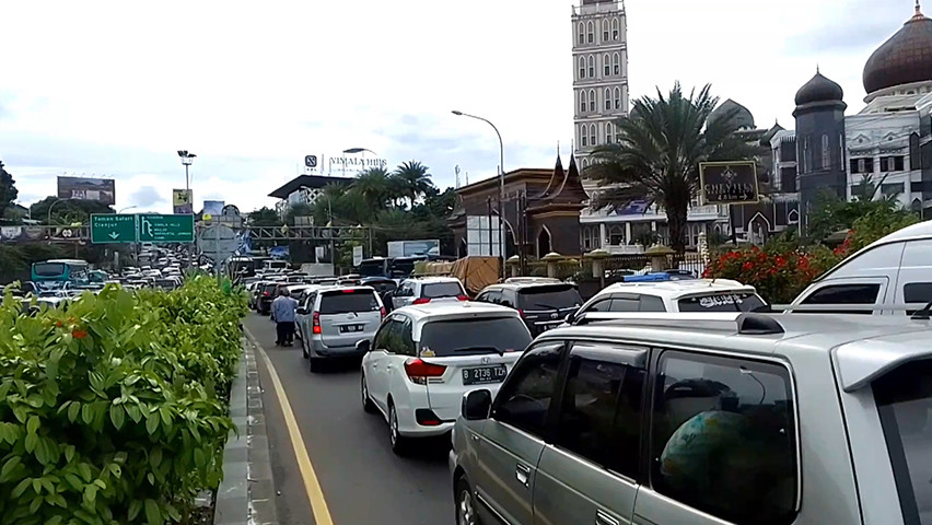 Libur Maulid Nabi, Jalur Puncak Padat Merayap Libur Maulid Nabi, Jalur Puncak Padat Merayap