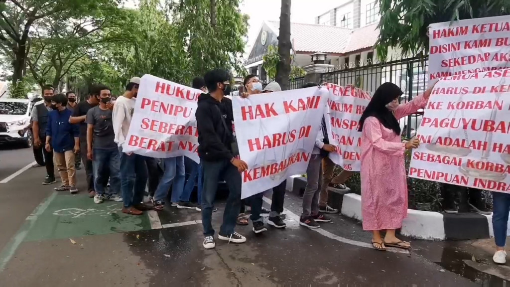 Para Korban Indra Kenz Minta Hakim Adil dan Kembalikan Uang Yang Disita