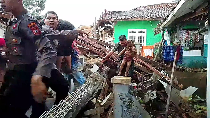 Satu Keluarga Tertimbun Bangunan Akibat Gempa Cianjur Ditemukan Selamat