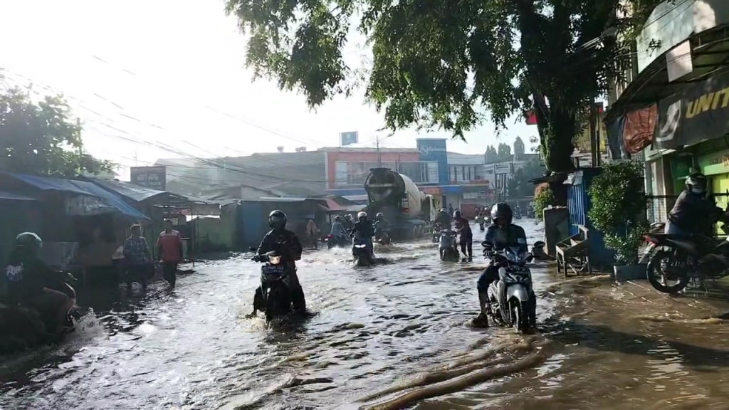 Ratusan Kendaraan Mogok akibat Terobos Banjir di Kabupaten Bandung Barat