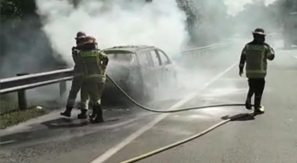 Mobil Terbakar di Tol Cipularang Sebabkan Macet Panjang