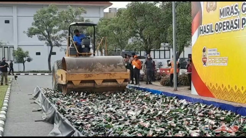 Polda Riau Musnahkan 30 Ribu Botol Miras, Cegah Kejahatan Malam Tahun Baru