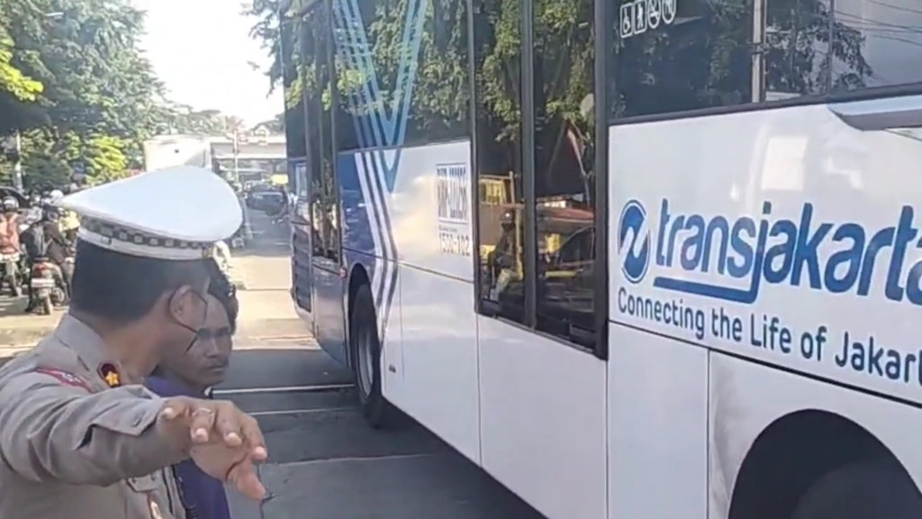 Detik-detik Busway Mogok di Tengah Perlintasan Kereta Api Detik-detik Busway Mogok di Tengah Perlintasan Kereta Api