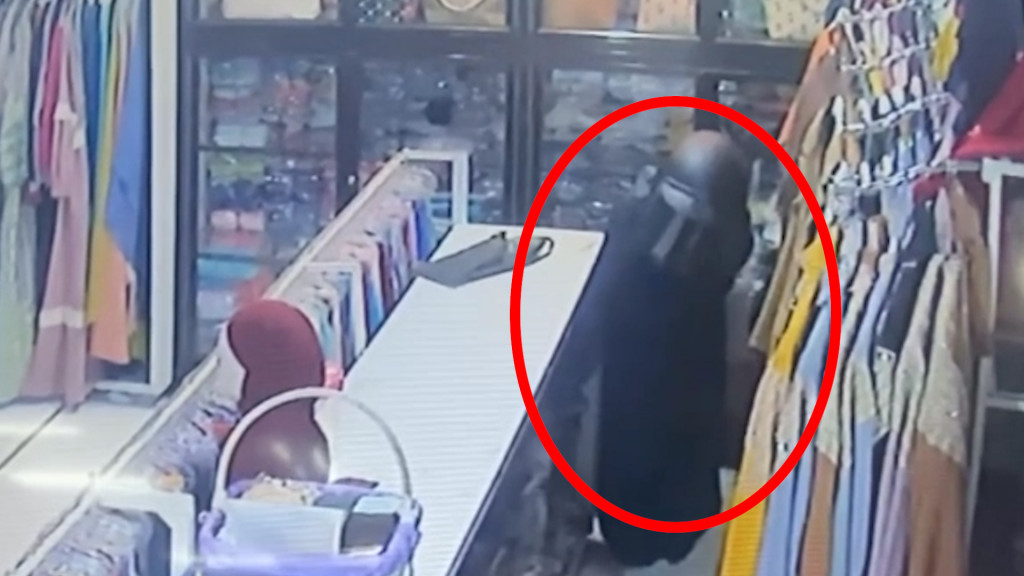 Waduh! Emak-Emak Curi Baju di Pasar Wonomulyo Polman Terekam CCTV
