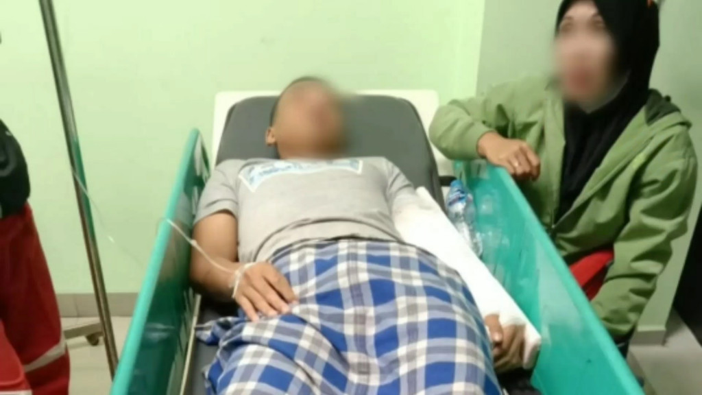 Miris! Ustaz di Pesantren Trenggalek Aniaya Dua Santri Hingga Patah Tulang Miris! Ustaz di Pesantren Trenggalek Aniaya Dua Santri Hingga Patah Tulang