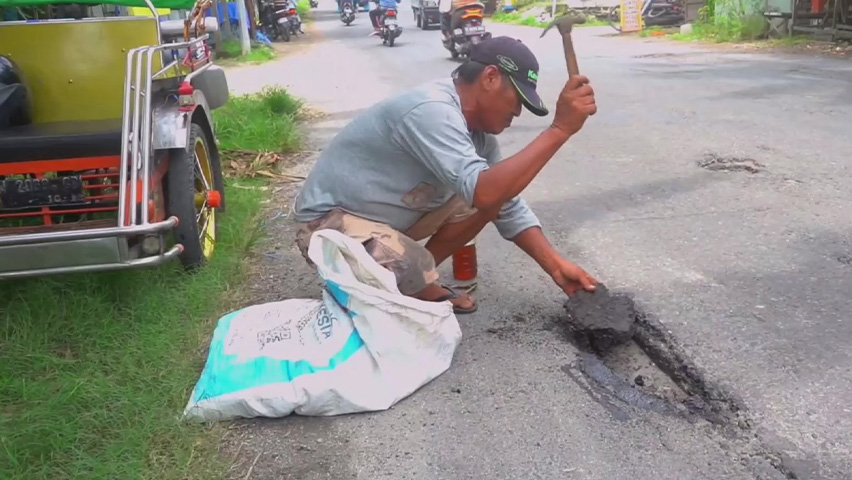 Kisah Tukang Becak Tambal Jalan Berlubang Demi Keselamatan Putrinya