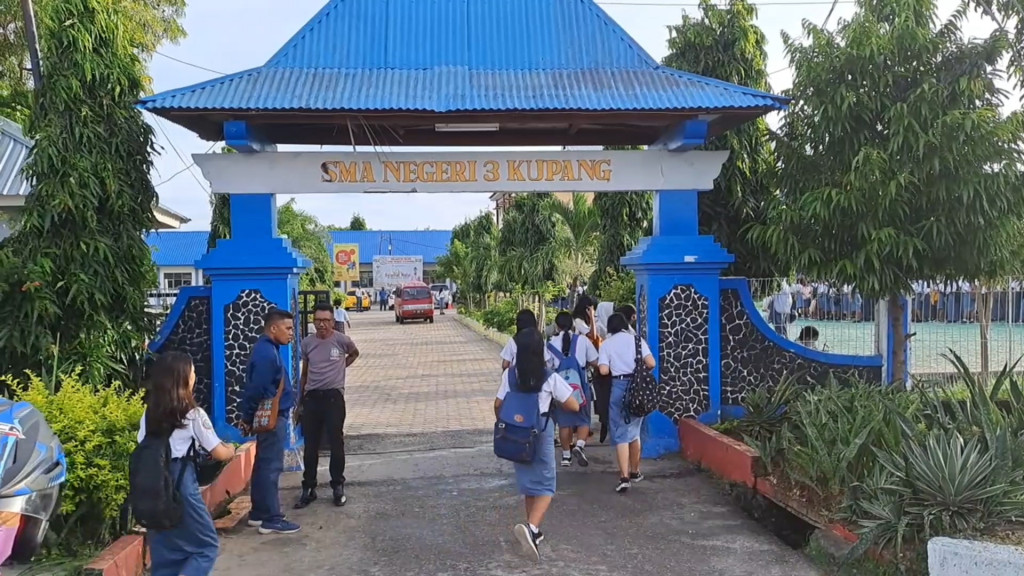 Gubernur NTT Wajibkan Anak-Anak Sekolah Masuk Jam 5 Pagi Gubernur NTT Wajibkan Anak-Anak Sekolah Masuk Jam 5 Pagi