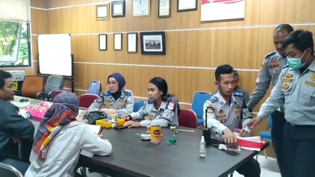 Ratusan Warga Rela Antre dari Subuh demi Tiket Mudik Gratis 2023 Ratusan Warga Rela Antre dari Subuh demi Tiket Mudik Gratis 2023