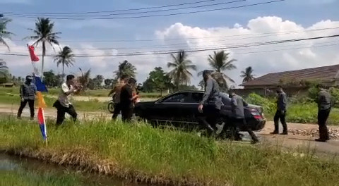 Viral! Detik-detik Mobil Jokowi Nyangkut saat Lewati Jalan Rusak di Lampung
