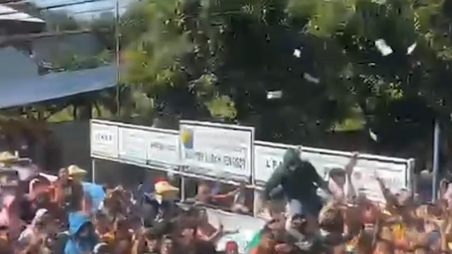 Heboh! Pengusaha Batik di Pekalongan Sebar Uang Puluhan Juta