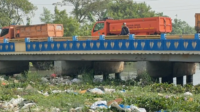 Aliran Sungai Jembatan Ciherang Bekasi Dipenuhi Ratusan Ton Sampah