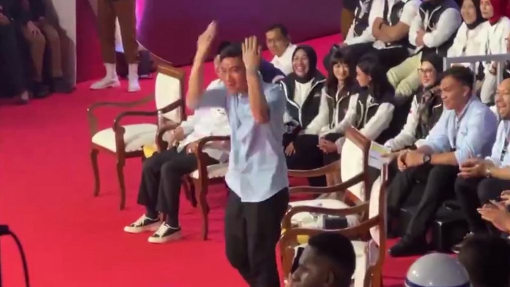 Reaksi Gibran saat Prabowo Jawab Anies Soal Putusan MK Reaksi Gibran saat Prabowo Jawab Anies Soal Putusan MK