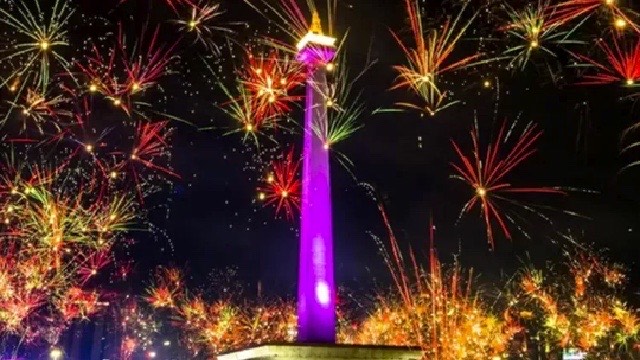 Kembang Api & Atraksi Drone Hiasi Langit Jakarta di Malam Tahun Baru