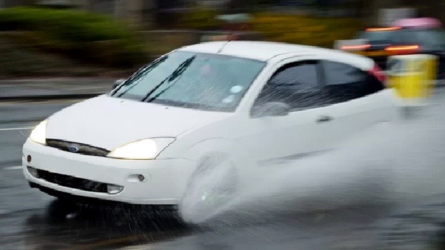 Bahaya Aquaplaning saat Berkendara, Bagaimana Cara Mengatasinya? Bahaya Aquaplaning saat Berkendara, Bagaimana Cara Mengatasinya?
