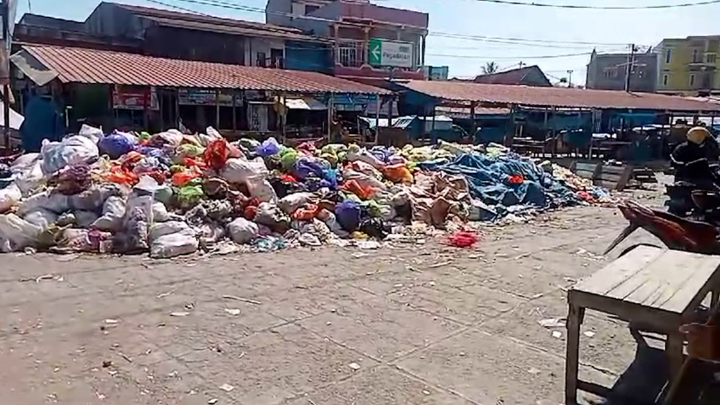 Sebulan Tak Diangkut, Sampah Menggunung di Pasar Polman