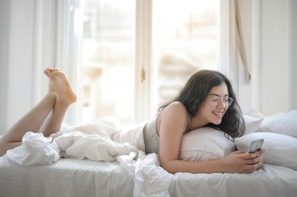 Waspada! Ini Dampak Negatif Bangun Tidur Langsung Cek HP Waspada! Ini Dampak Negatif Bangun Tidur Langsung Cek HP
