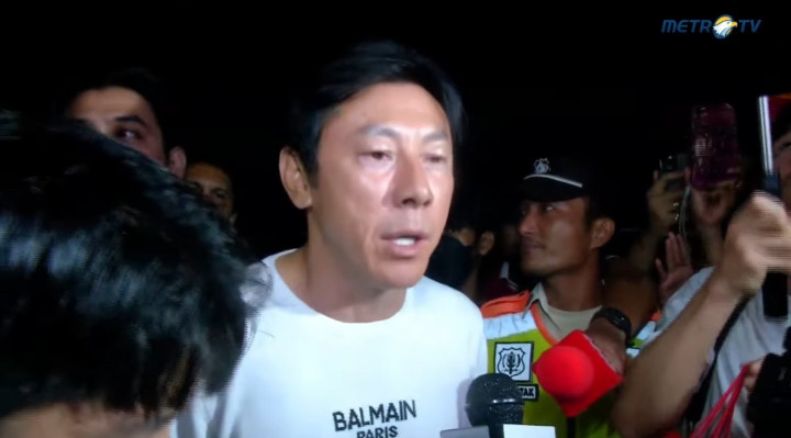 Momen Haru Ratusan Suporter Antarkan Kepergian Shin Tae-yong di Bandara Momen Haru Ratusan Suporter Antarkan Kepergian Shin Tae-yong di Bandara