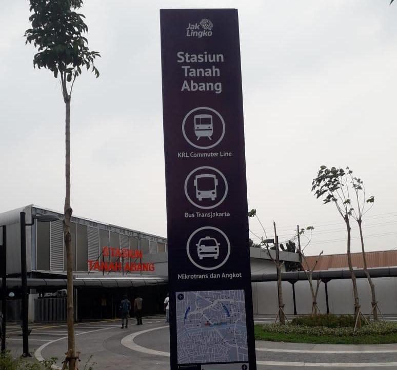 TransJakarta Pasang Penunjuk Arah di Stasiun Tanah Abang
