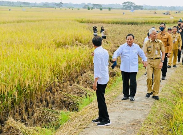 Prabowo dan Ganjar Asyik Pegangan Tangan di Tengah Sawah, Kode Apa Nih?