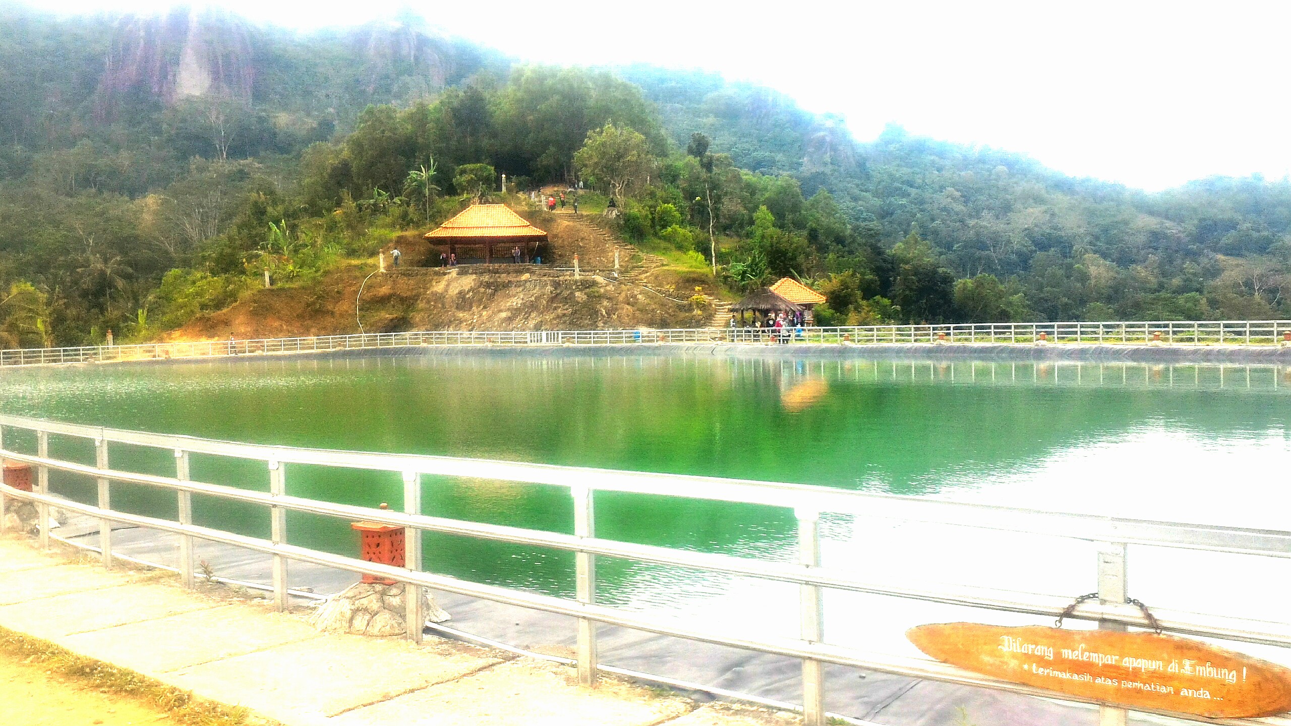 Menikmati Keindahan Gunung Api Purba di Atas Embung Ngelanggeran