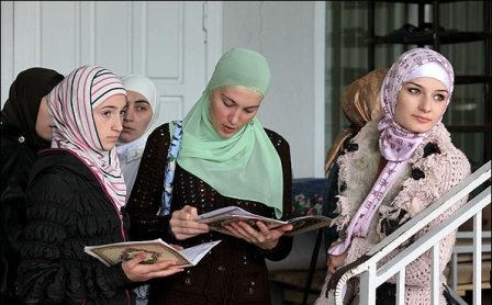 Gaya Hijab Muslimah Chechnya, Sederhana nan Glamour