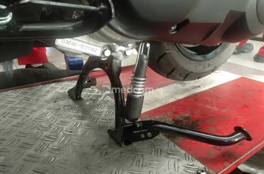 Kapan Waktu Tepat Pakai Standar Samping atau Tengah Sepeda Motor?